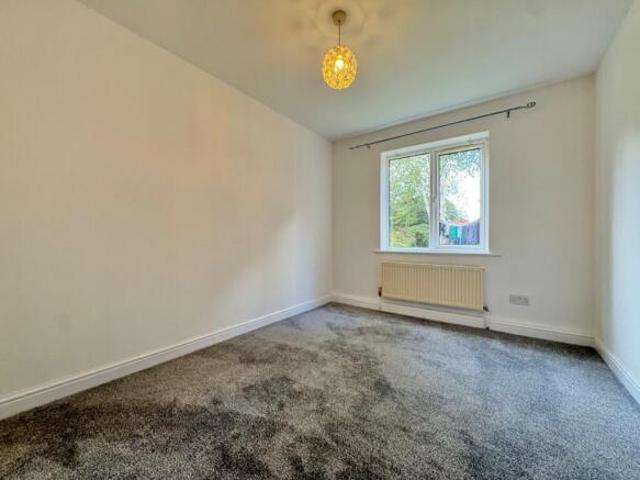 2 bedroom flat for rent in Farnley View, Drighlington, Bradford, BD11