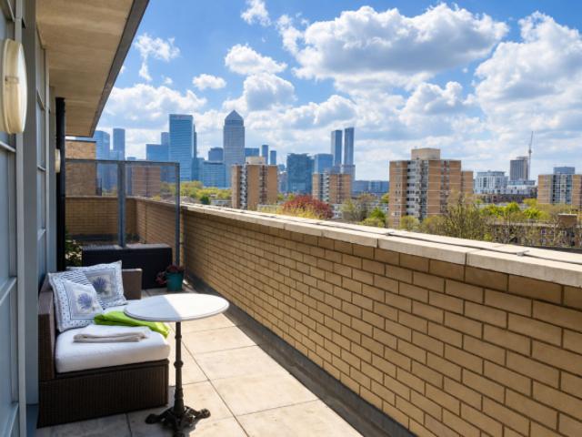 2 bedroom flat for rent in Fawe Street, London, E14