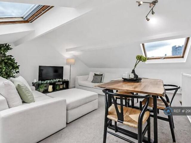 2 bedroom flat for rent in Ferndale Road, London, SW4