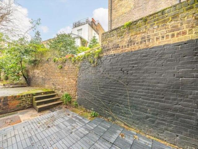 2 bedroom flat for rent in Finborough Road, Earls Court, SW10