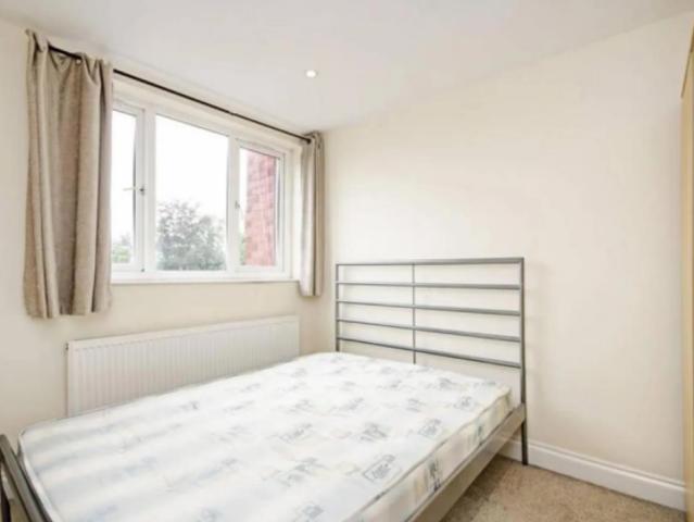 2 bedroom flat for rent in Finchley Road, NW11