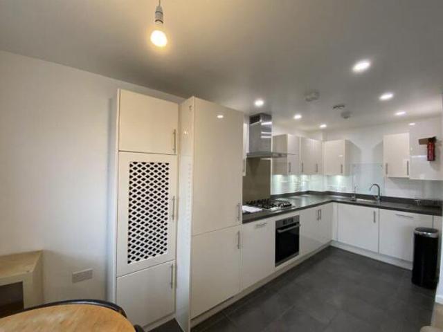 2 bedroom flat for rent in Finefield Walk, SL1