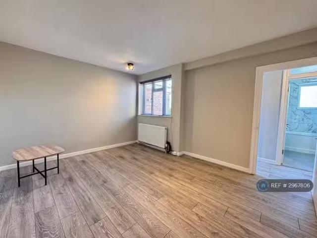 2 bedroom flat for rent in Field End Road, Pinner, HA5