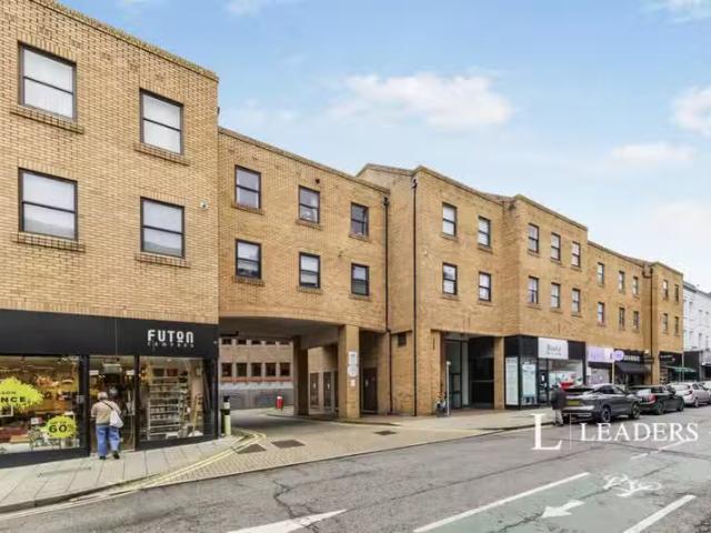 2 bedroom flat for rent in Fife Road, Kingston upon Thames, KT1