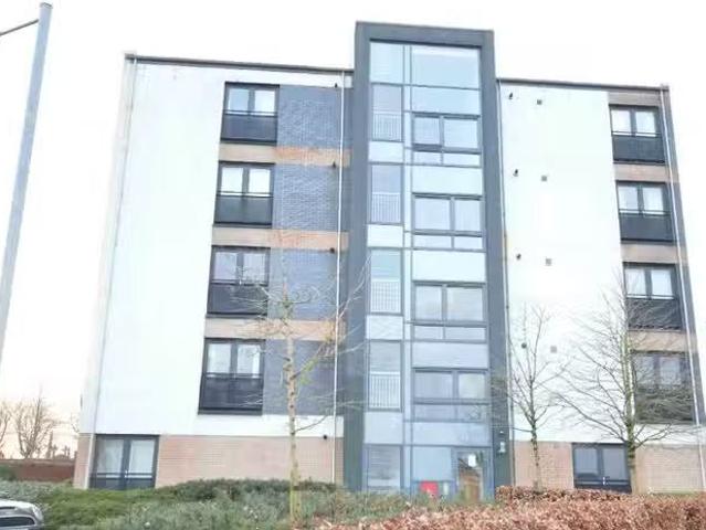 2 bedroom flat for rent in Firpark Close, Parade Park, Dennist.