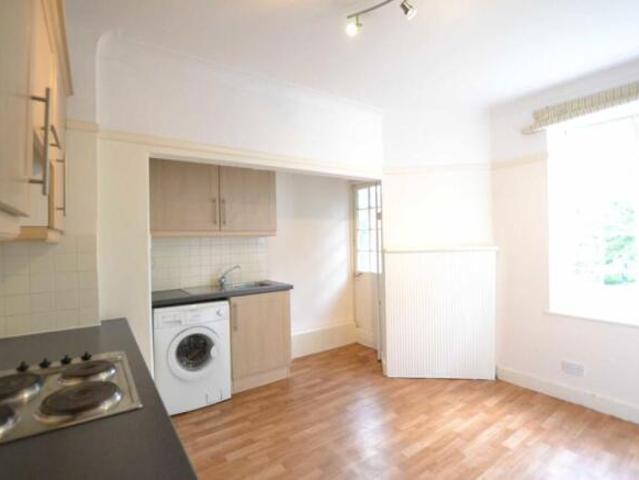 2 bedroom flat for rent in Fortis Green, London, N10