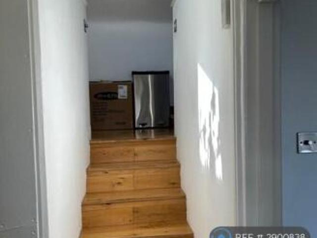 2 bedroom flat for rent in Foulser Road, London, SW17