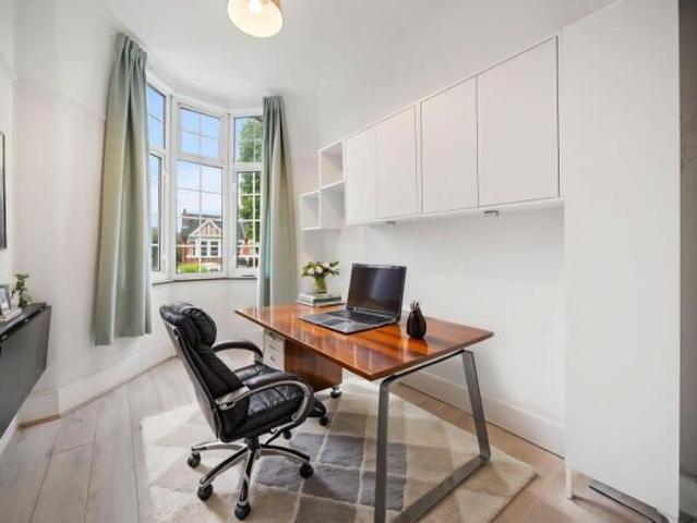 2 bedroom flat for rent in Fox Lane, Palmers Green N13