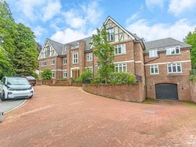 2 bedroom flat for rent in Foxley Lane, West Purley, CR8