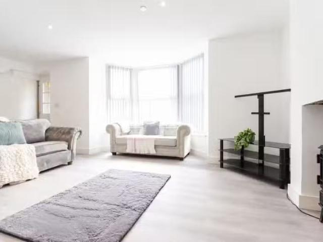 2 bedroom flat for rent in Flat A LGF Kingsland Crescent, Ba.