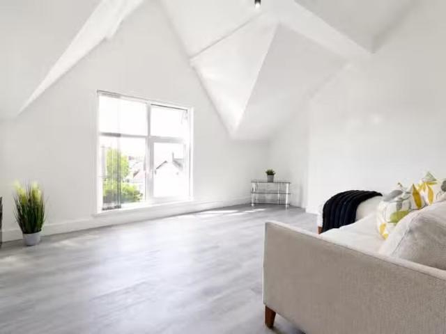 2 bedroom flat for rent in Flat D Top Kingsland Crescent, Ba.