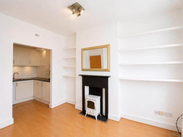 2 bedroom flat for rent in Flat 1, 10 The Broadway, London, SW13