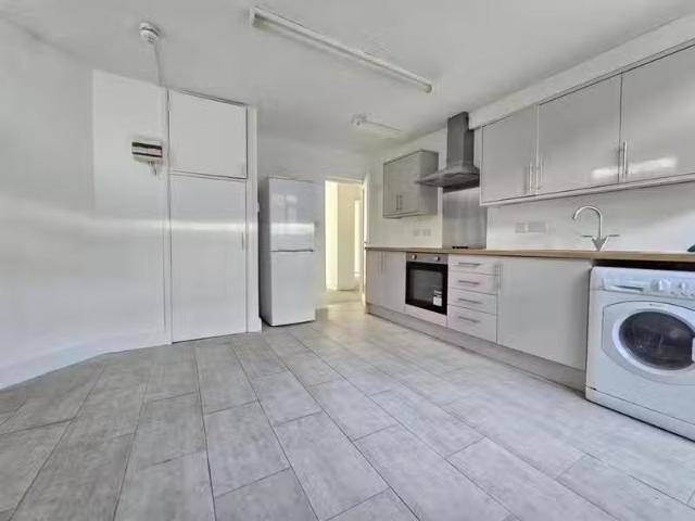 2 bedroom flat for rent in Flat 1, 44 Old Station Road, Newmar.