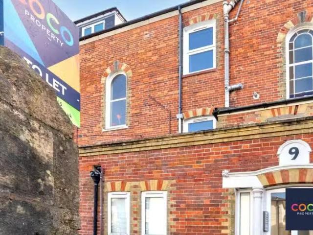 2 bedroom flat for rent in Flat 2, 9 Wyke Road, Weymouth, Dors.