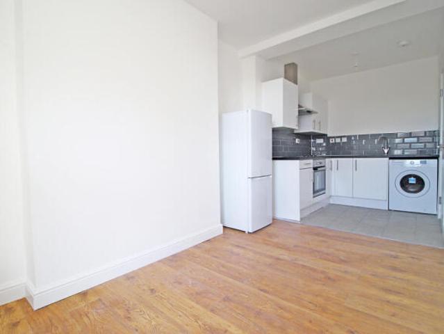 2 bedroom flat for rent in Flat 2 Ashburnham Road, Bedford MK40
