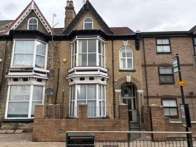 2 bedroom flat for rent in Flat 4 160 Spring Bank, Hull, Hu3 1.