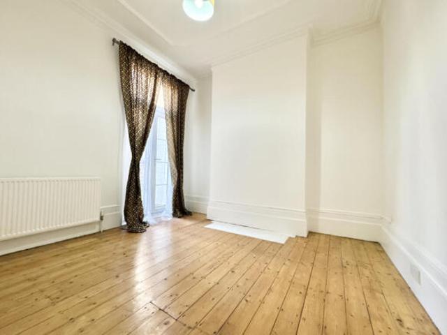 2 bedroom flat for rent in Frobisher Road, N8
