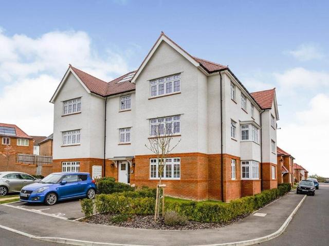 2 bedroom flat for rent in Frost Close, Swanscombe, Kent, DA10