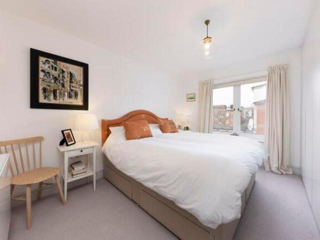 2 bedroom flat for rent in Frithville Gardens W12