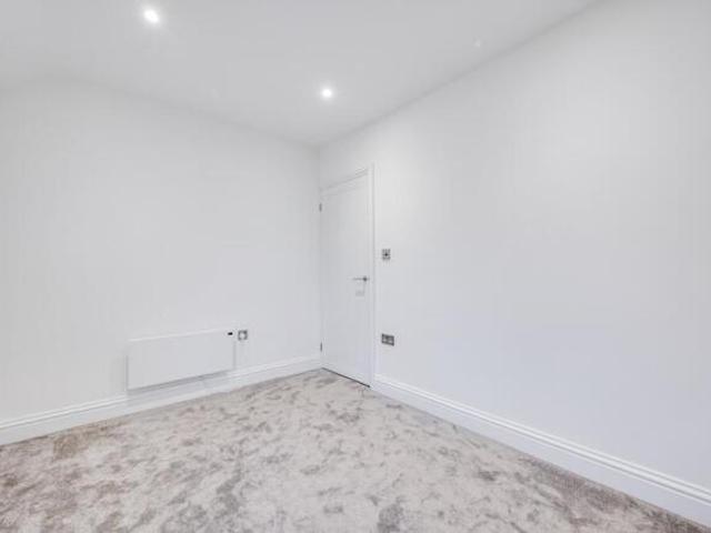 2 bedroom flat for rent in Friern Park, London, N12