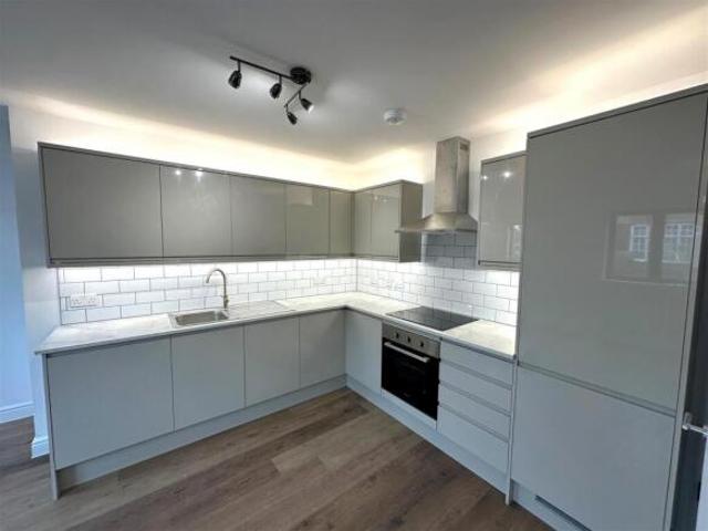 2 bedroom flat for rent in Gammons Lane, Watford, WD24