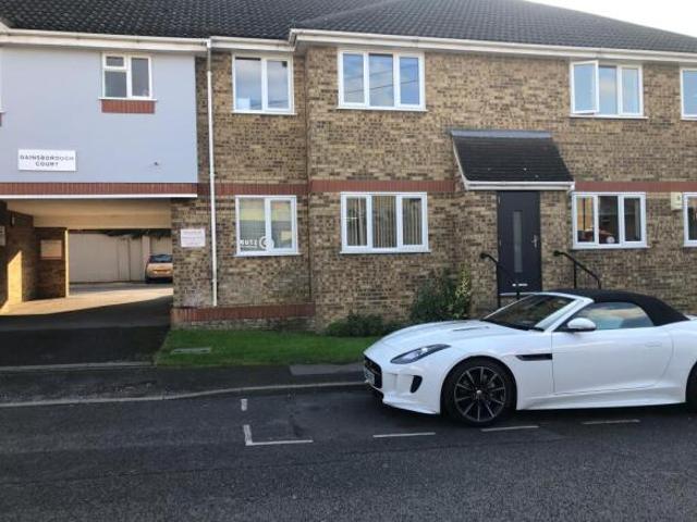 2 bedroom flat for rent in Gainsborough Court, Great Eastern Road, Warley, Essex, CM14