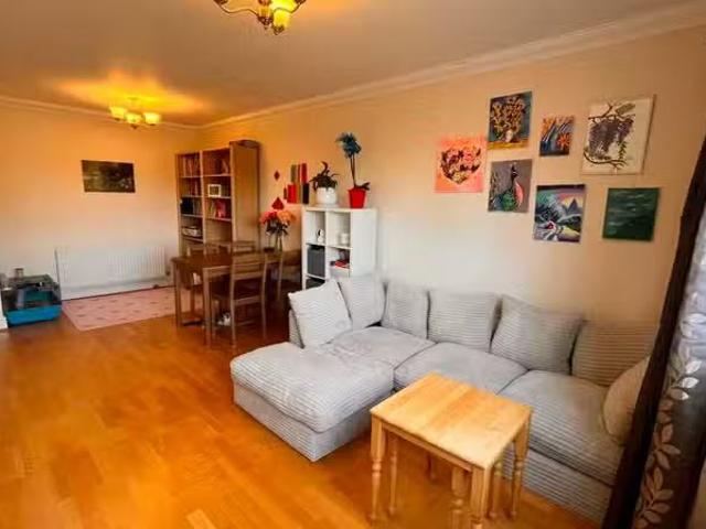 2 bedroom flat for rent in Gainsborough Court, Homesdale Road.