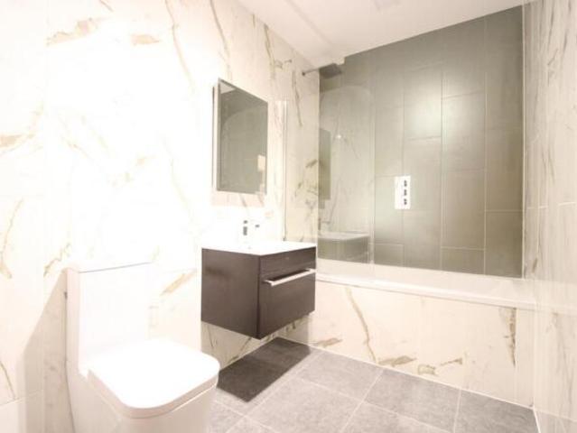 2 bedroom flat for rent in Garth Road, Morden, SM4