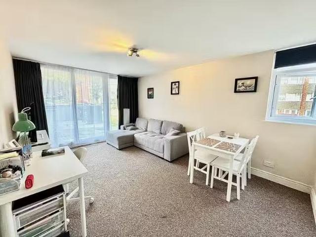 2 bedroom flat for rent in Gardner Close, Wanstead, E11