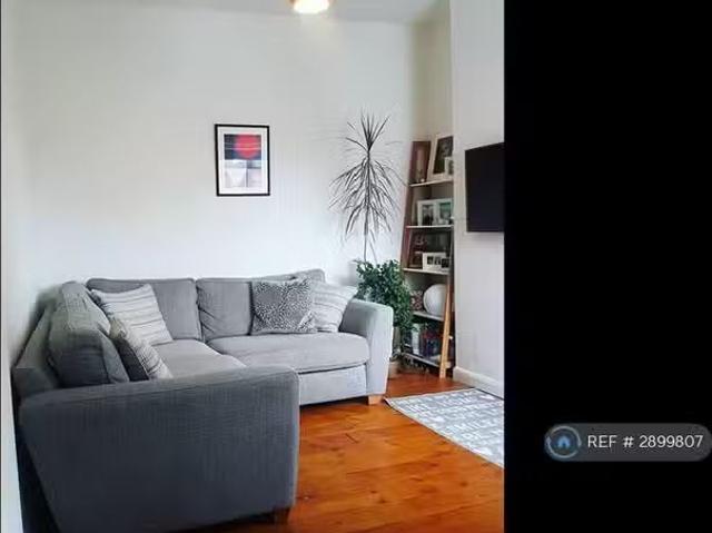 2 bedroom flat for rent in Garnault Road, Enfield, EN1