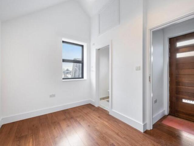 2 bedroom flat for rent in Garratt Lane, Earlsfield, SW17