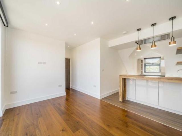 2 bedroom flat for rent in Garratt Lane, Earlsfield, SW17