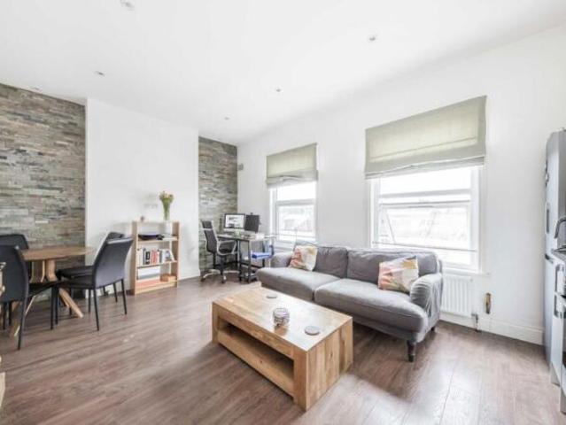 2 bedroom flat for rent in Garratt Lane, Earlsfield, SW18