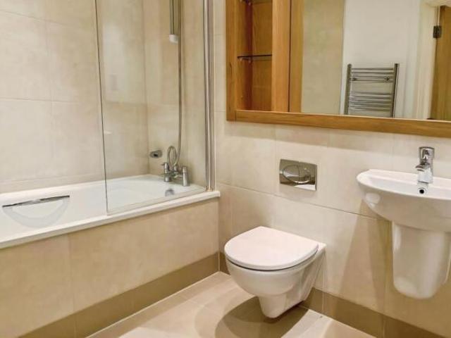 2 bedroom flat for rent in Gateway East, Marsh Lane, Leeds, LS9
