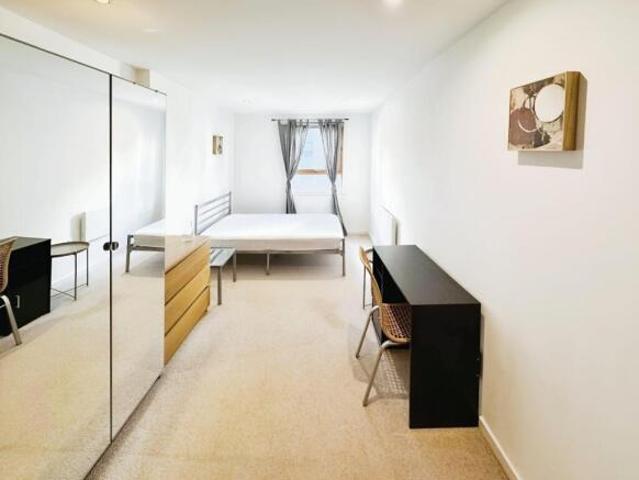 2 bedroom flat for rent in Gateway West, East Street, Leeds, LS9