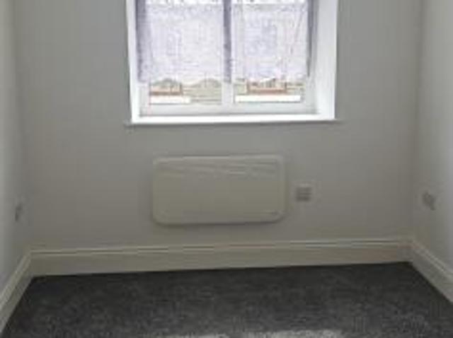 2 bedroom flat for rent in George Street, Milnsbridge, Huddersfield, Kirklees, HD3
