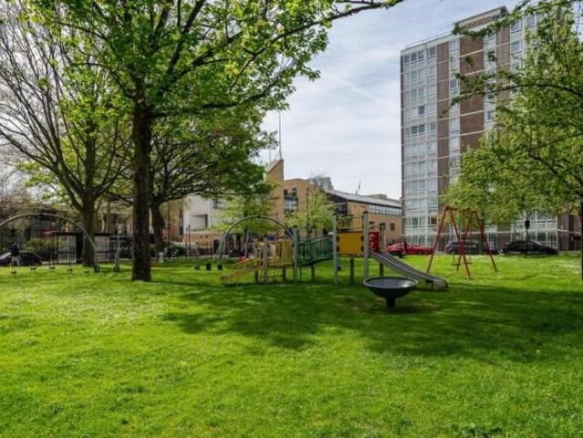 2 bedroom flat for rent in Geffrye Court, Hackney, London, N1