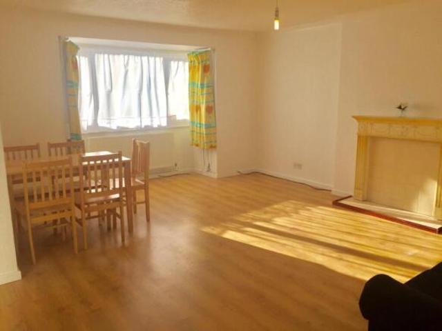 2 bedroom flat for rent in Gerrard Close, Oakwood, N14