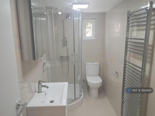 2 bedroom flat for rent in Gilbey Road, London, SW17