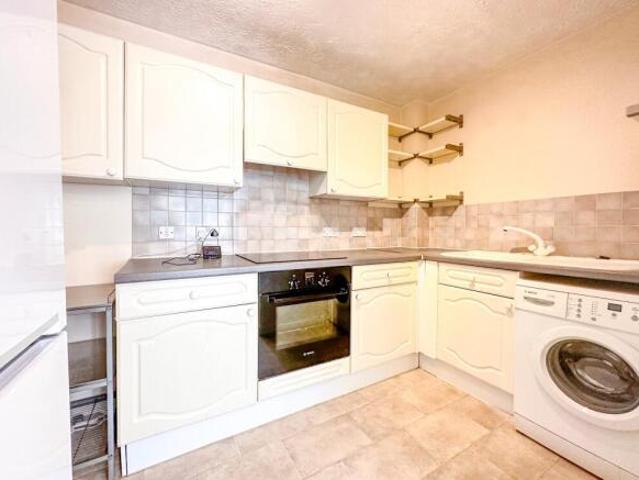2 bedroom flat for rent in Gisburne Way, Watford, WD24