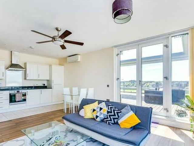 2 bedroom flat for rent in Gooch House 6375 Glenthorne Road London W6