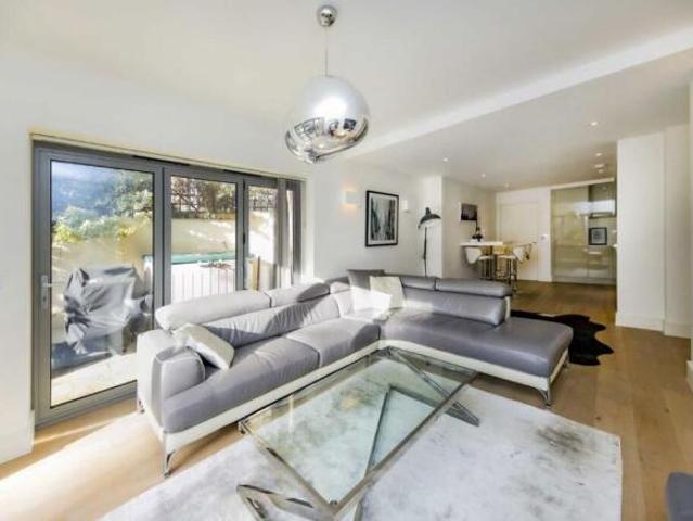 2 bedroom flat for rent in Goldhawk Road, Shepherds Bush, W12