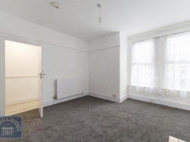 2 bedroom flat for rent in Goldsmith Road, Leyton, E10