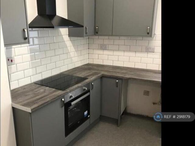 2 bedroom flat for rent in Gorton Road, Stockport, SK5