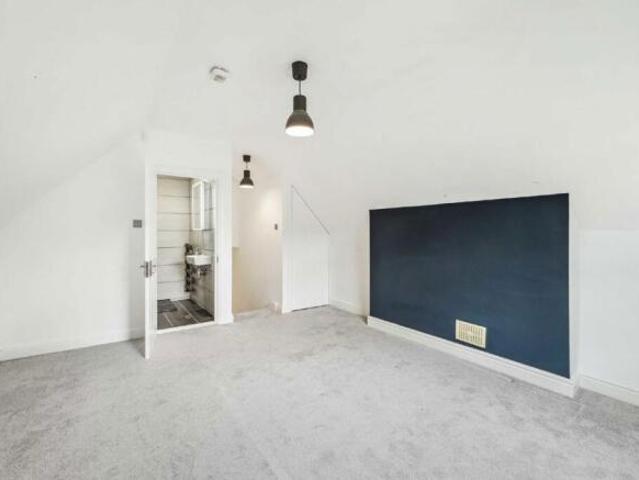 2 bedroom flat for rent in Gordon Road, Ealing, W5