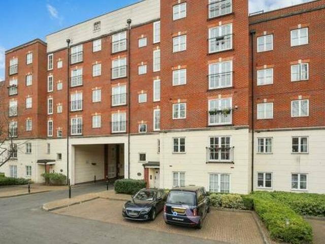 2 bedroom flat for rent in Gloucester Court Lordship lane London SE22
