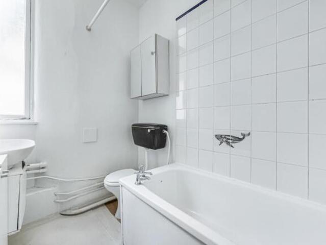 2 bedroom flat for rent in Gloucester Gardens, London, W2