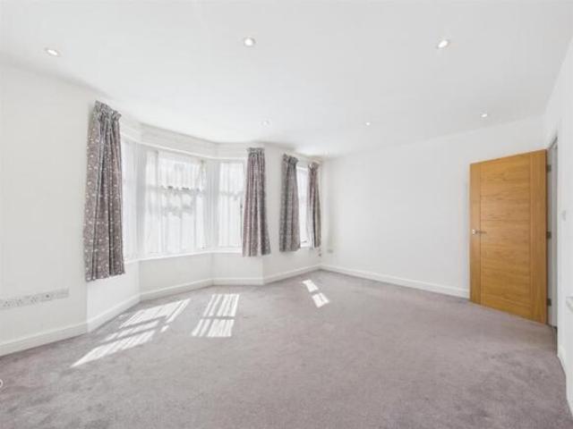 2 bedroom flat for rent in Gloucester Road, London, N17