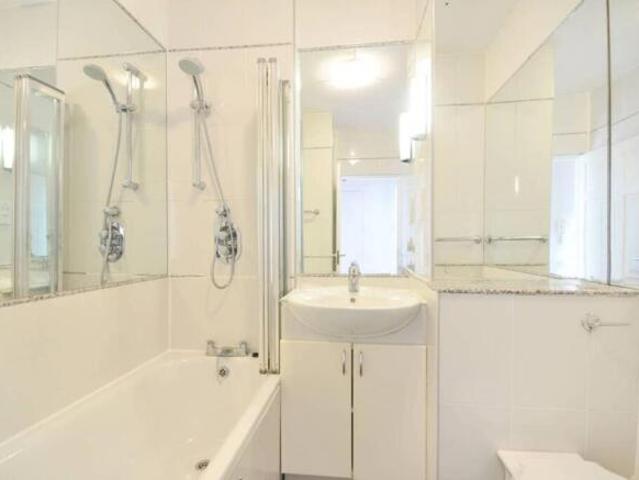 2 bedroom flat for rent in Gloucester Terrace, London, W2