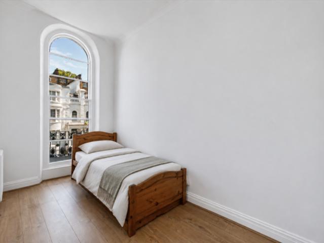 2 bedroom flat for rent in Gloucester Terrace, W2